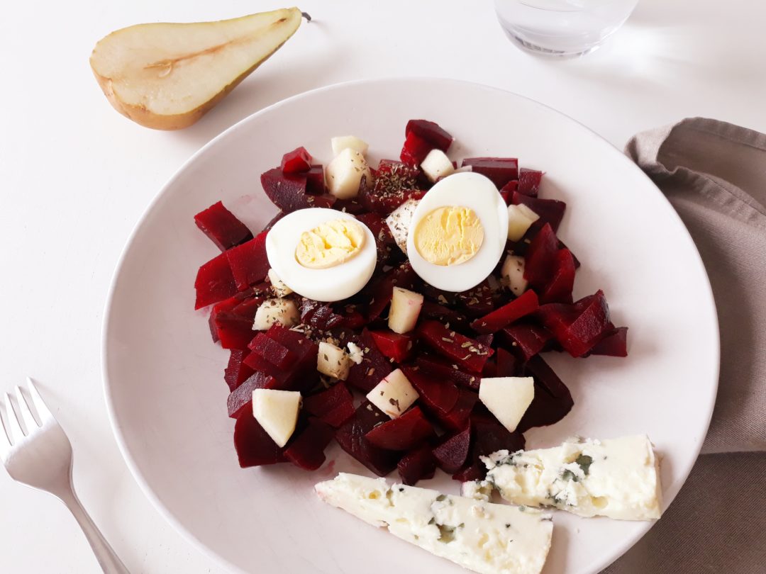 Salade de betteraves, poire, roquefort, oeufs durs, sauce au miel ...