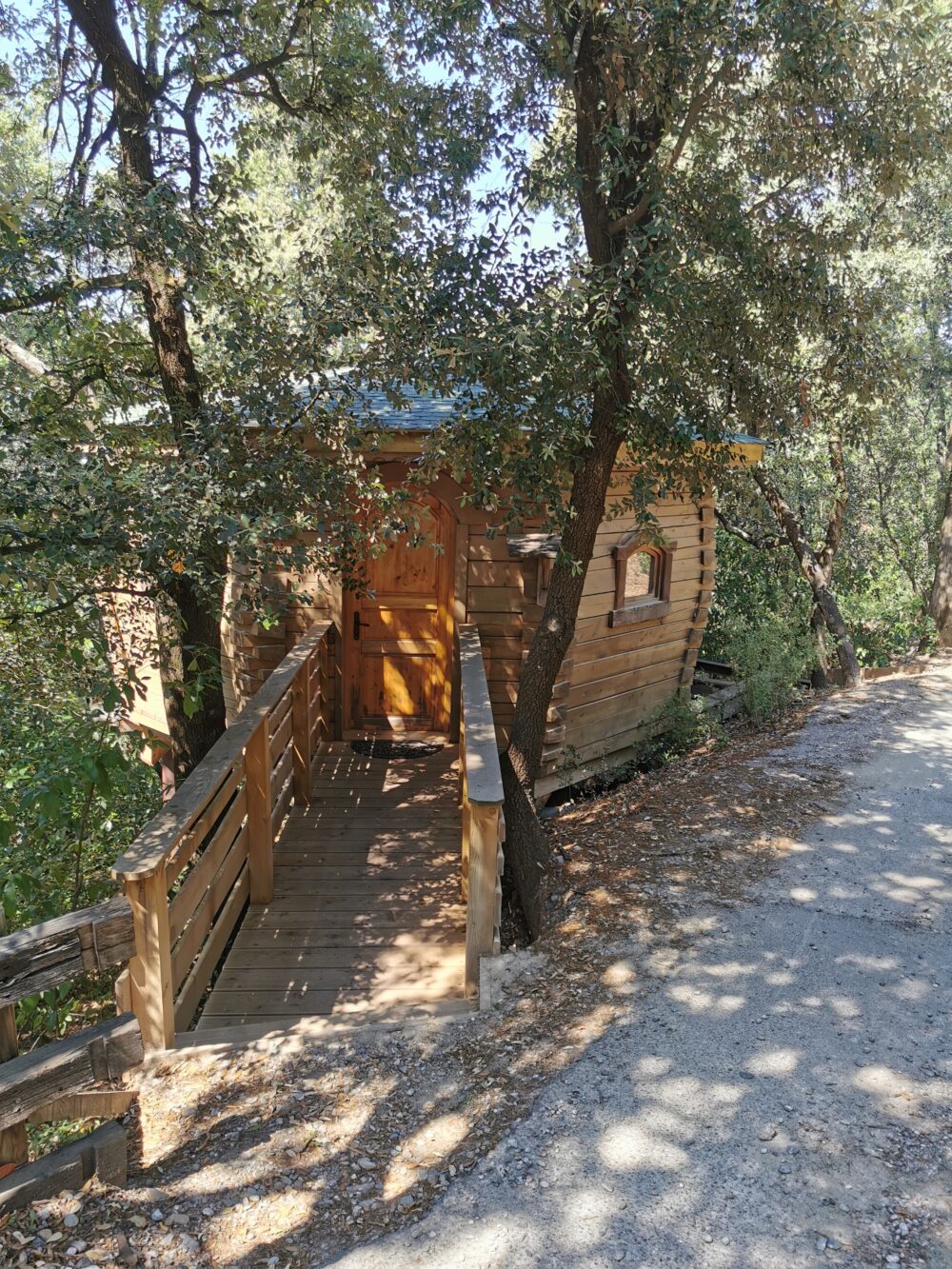 Dormir dans une cabane dans les bois Simplement Organisée